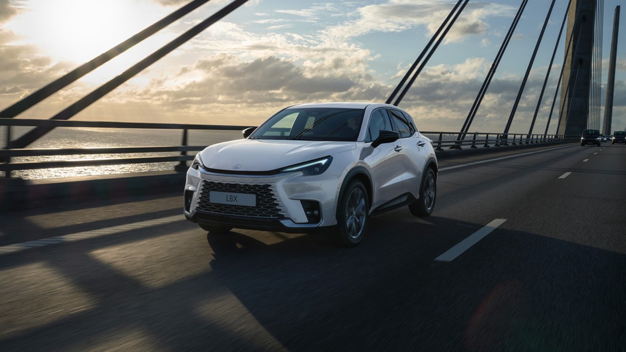Lexus LBX | Pašuzlādes hibrīds | Lexus Latvija